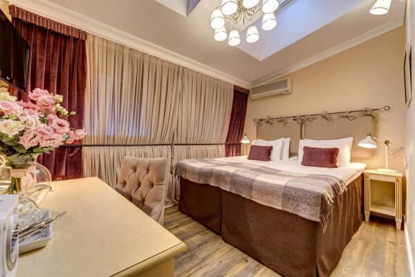 Best Places to Meet Girls in St. Petersburg – Dating Guide for Single Men